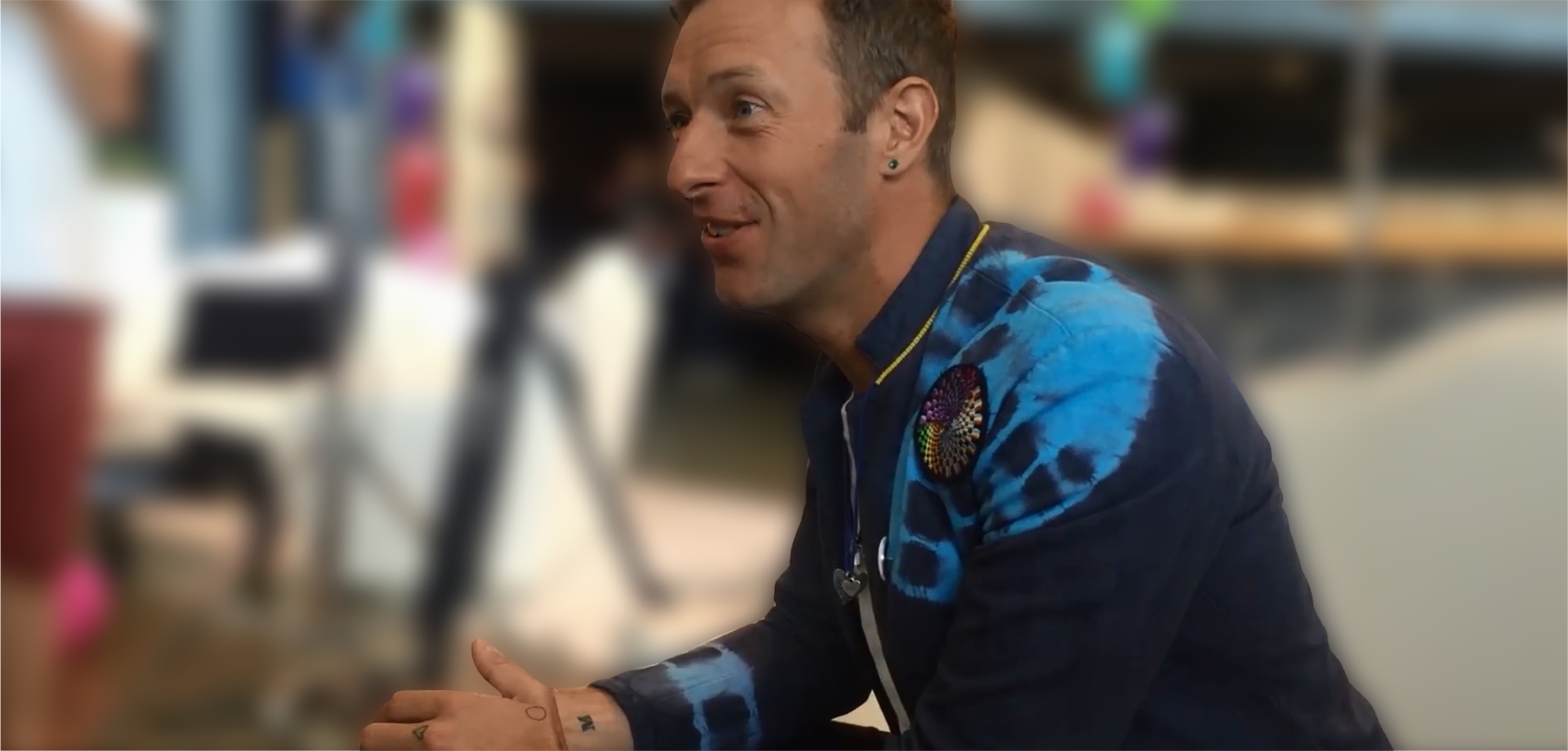 Fã entrevista Chris Martin antes do show em Nice, na França