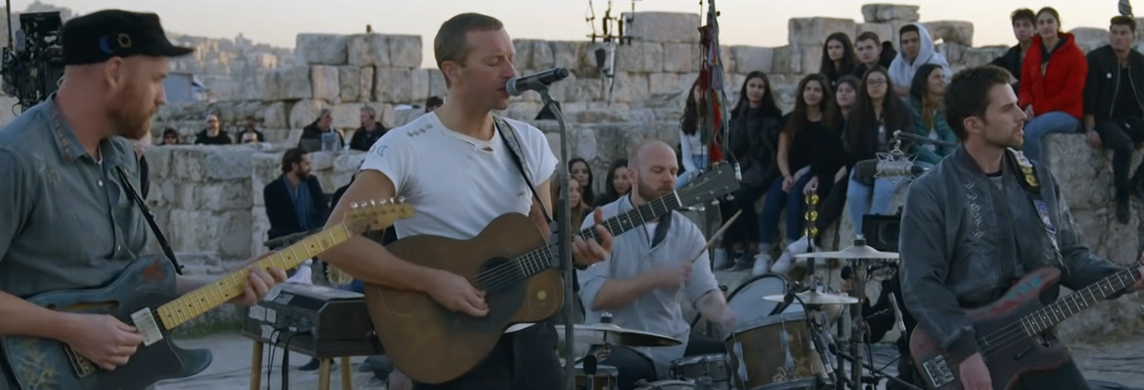 Assista na íntegra: Em Amã, Coldplay sobe ao palco no pôr do sol para ...