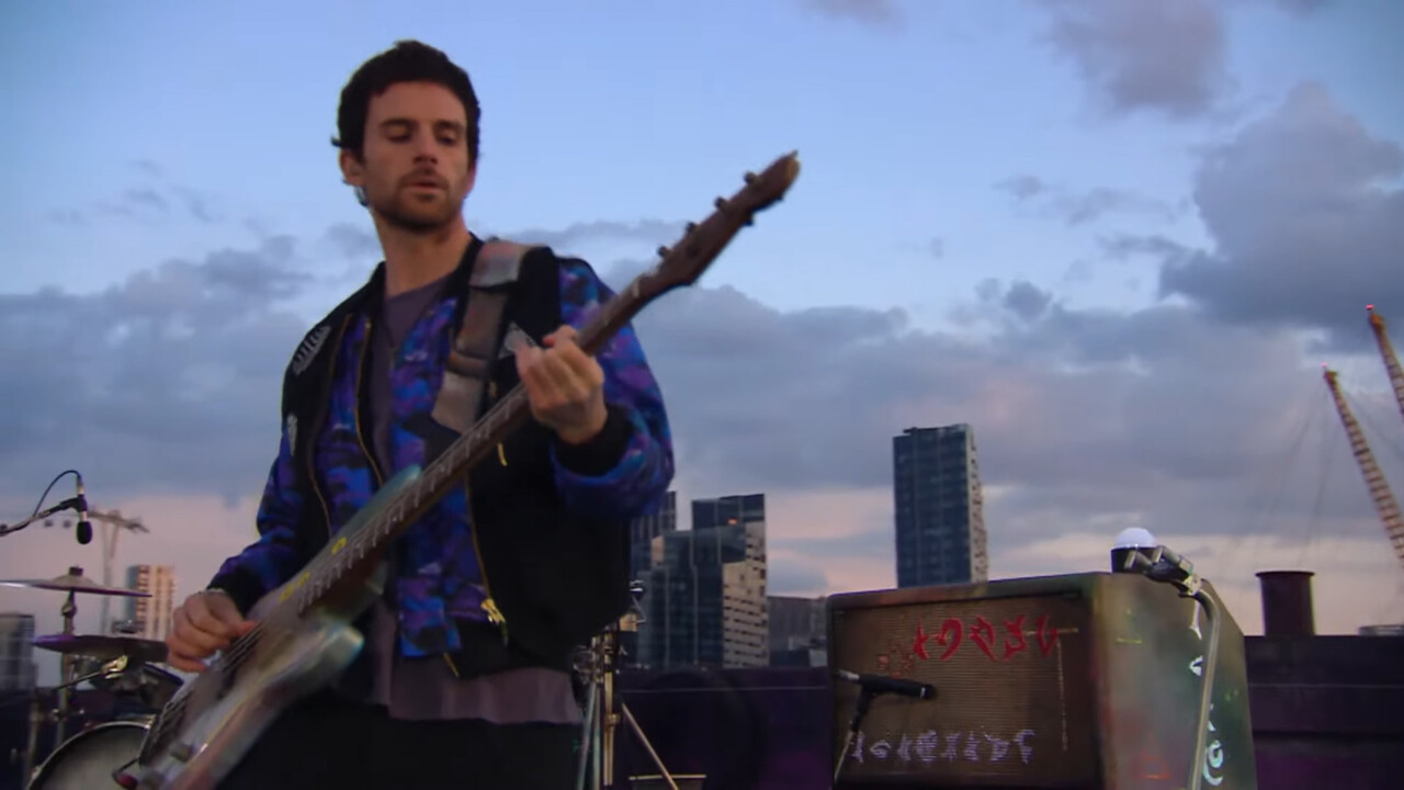 Coldplay colore o BRIT Awards com apresentação de "Higher Power"