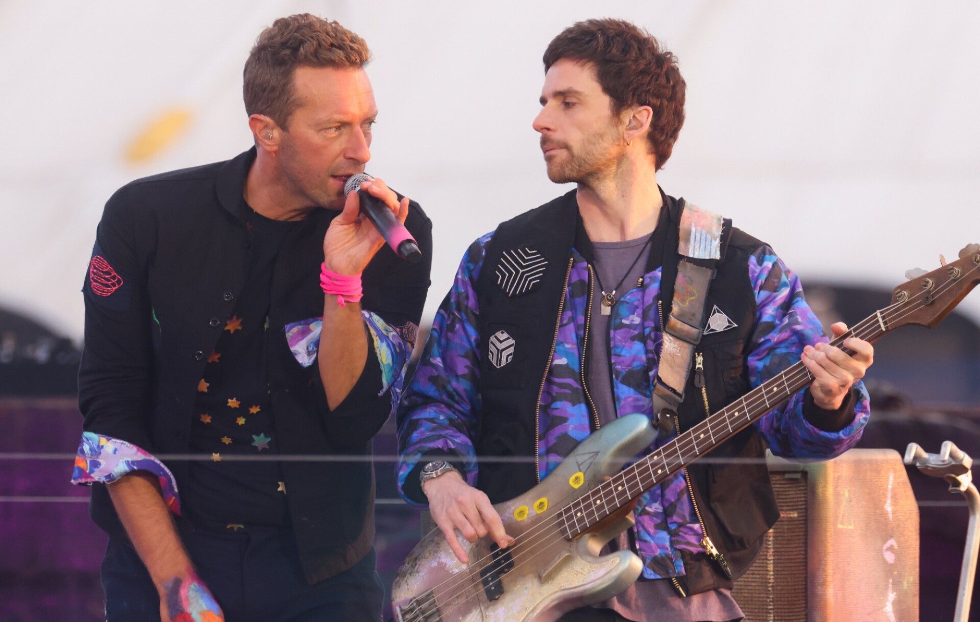 Coldplay colore o BRIT Awards com apresentação de "Higher Power"