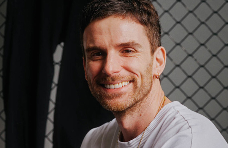 Guy Berryman revela como se expressa artisticamente por meio da sua marca